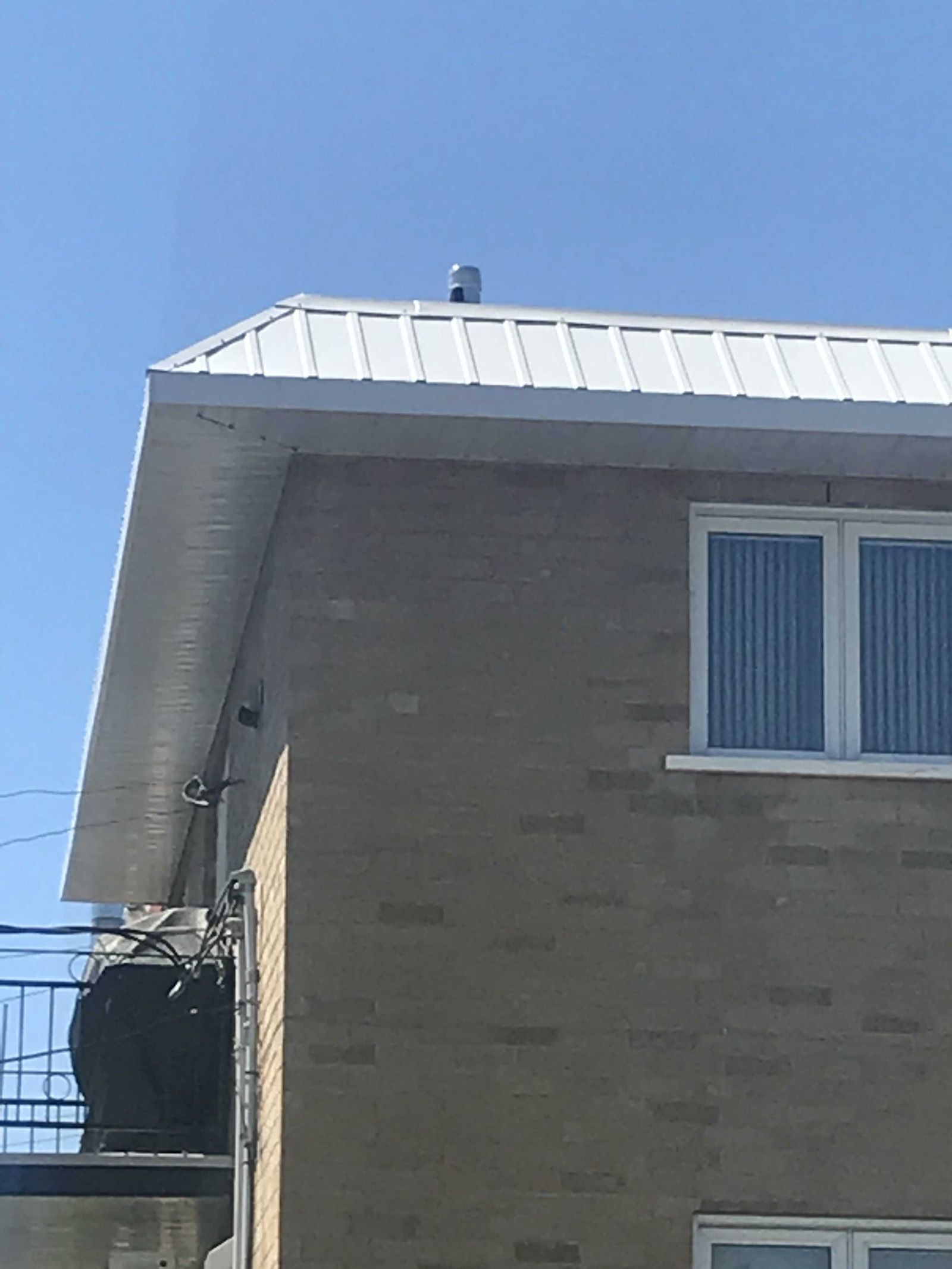 Ferblanterie pour une corniche de toiture à Montréal - Toiture Roger ...